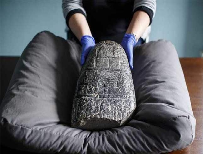 UK Returns 3,000-Year-Old "Cursed" Stone, Stolen During War, To Iraq - GG2