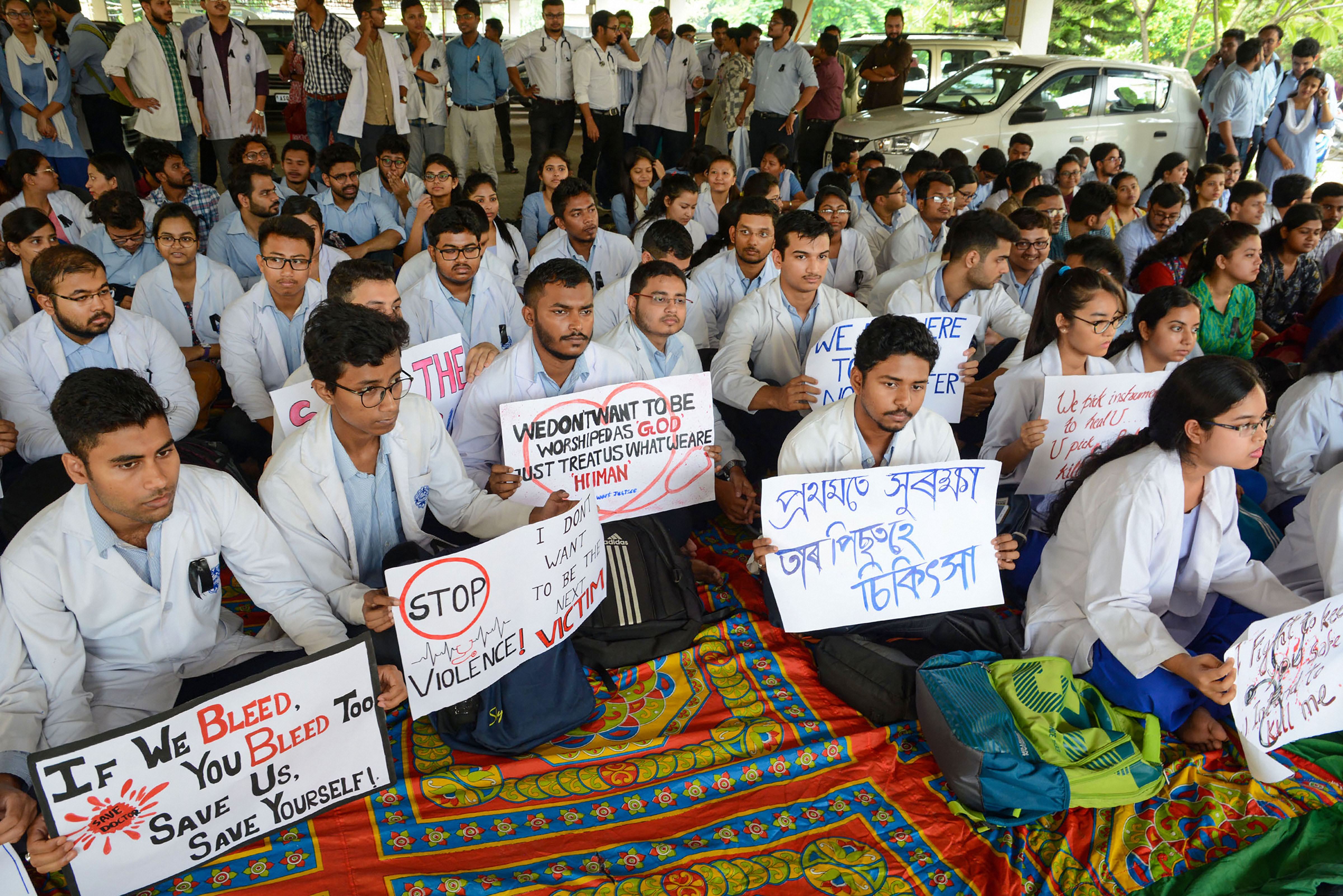 Indian Doctors Strike Over Violence From Patients And Families - GG2