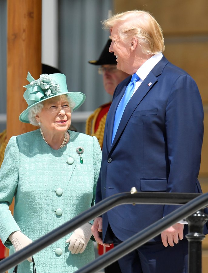Queen Elizabeth greets Trump at Buckingham Palace - GG2