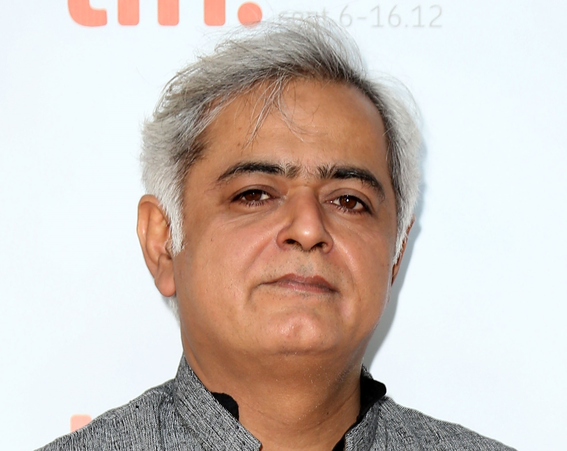 Hansal Mehta Extends His Support To Shah Rukh Khan - GG2
