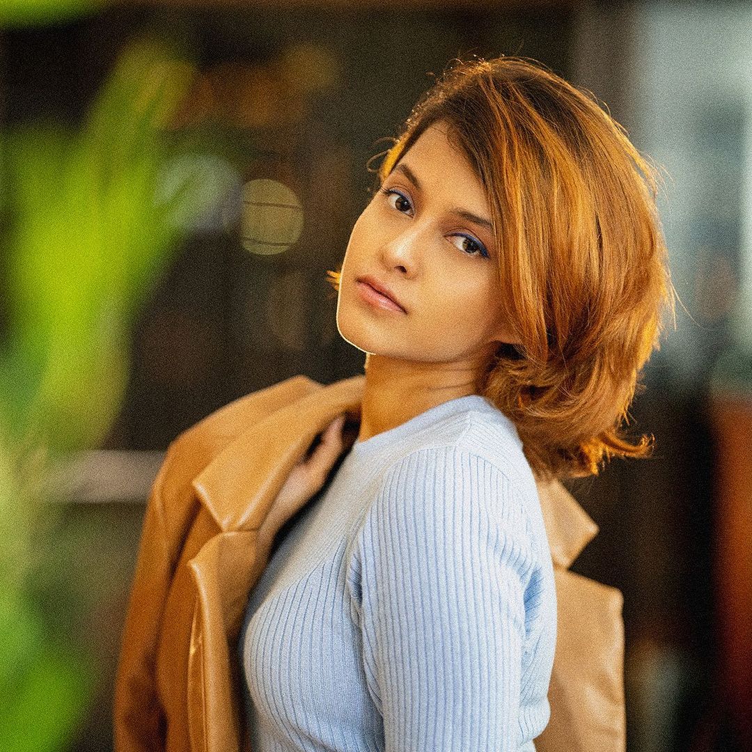 Manike Mage Hithe Singer Yohani To Make Her Bollywood Debut With Ajay ...