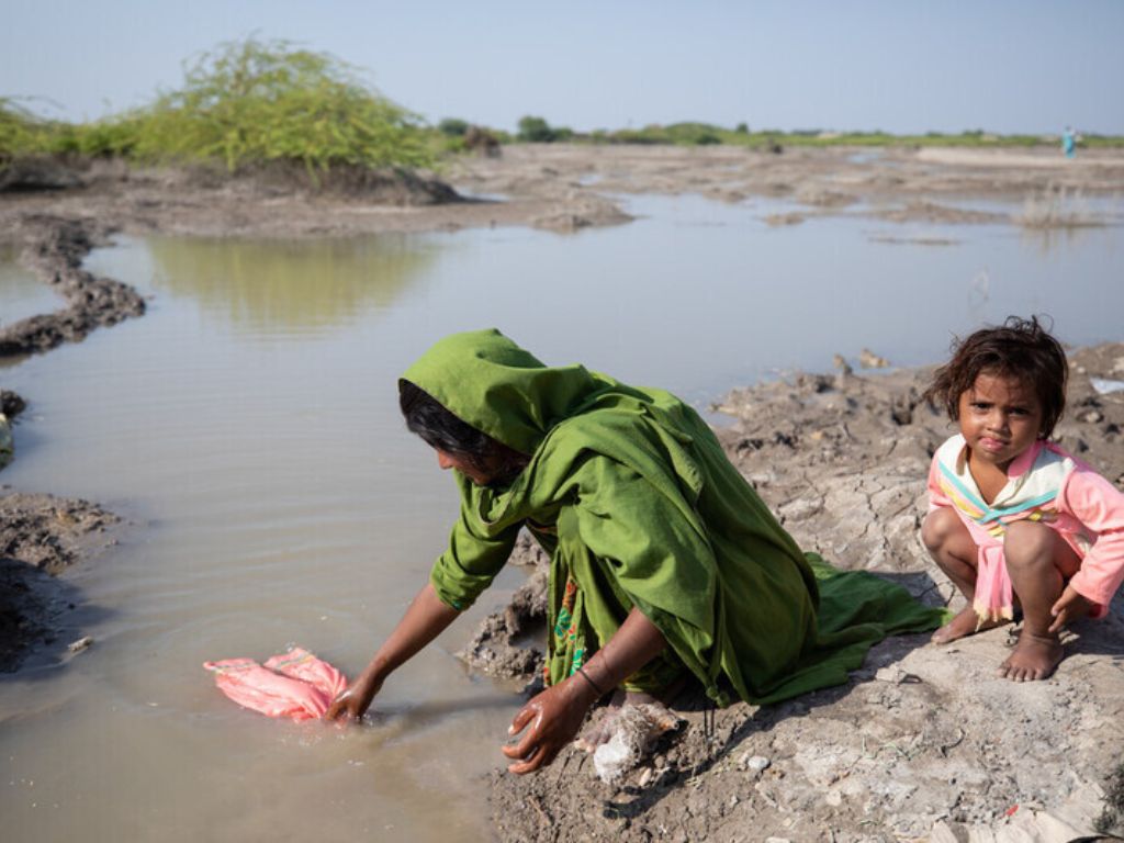 Women, Girls In Pakistan Flood Zone Suffer From Urinary-tract ...