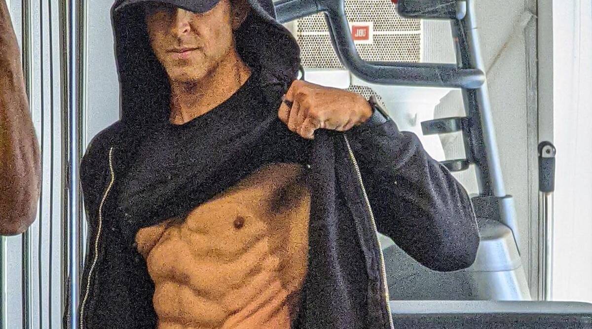 Hrithik Roshan Welcomes 2023 By Flaunting 8-pack Abs Leaving Fans In ...
