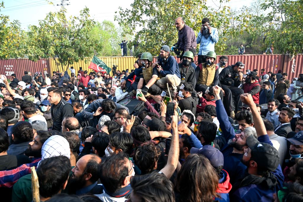 Pakistan Court Drops Arrest Warrant Against Imran Khan - GG2