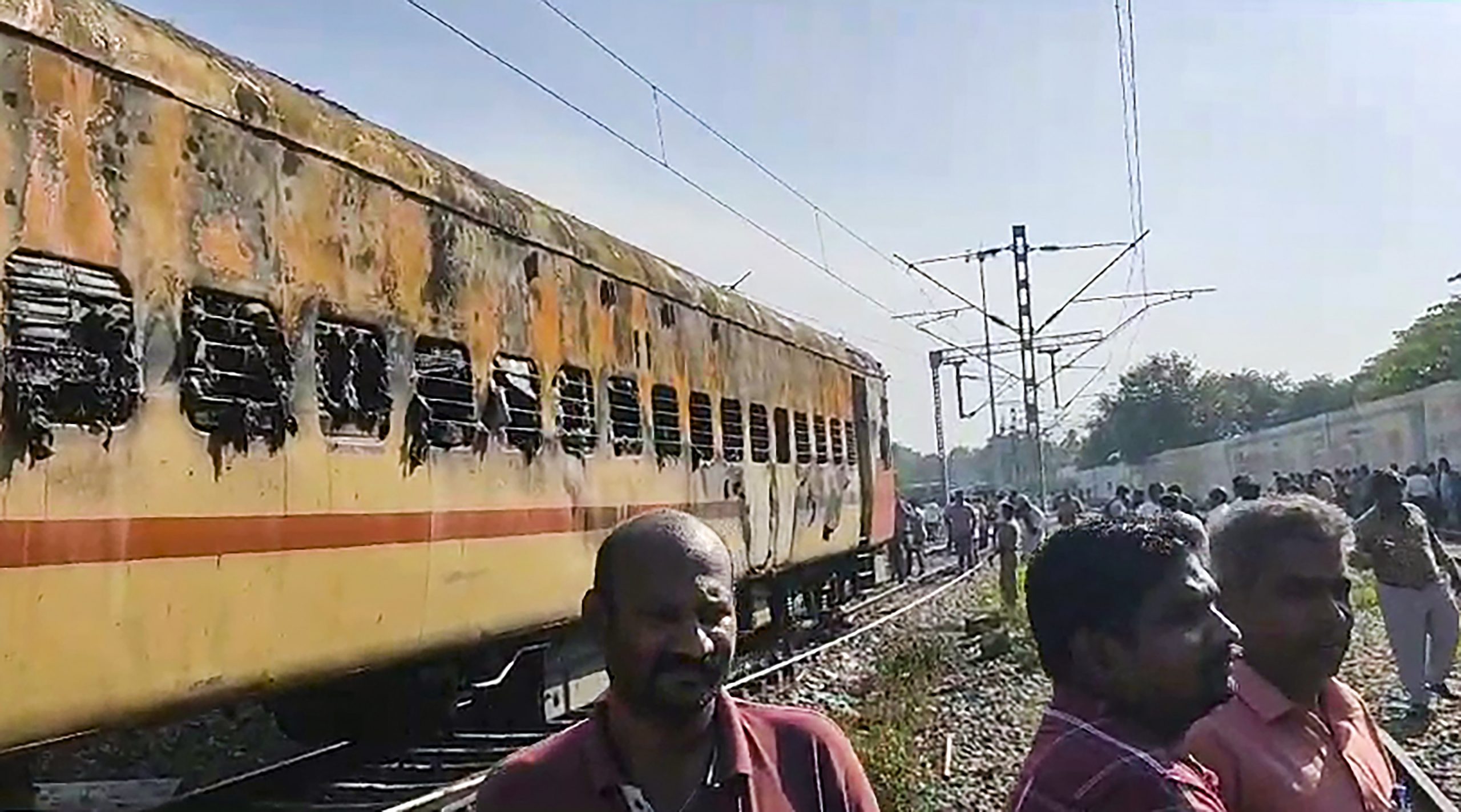 Nine Killed In Indian Train Coach Fire - GG2