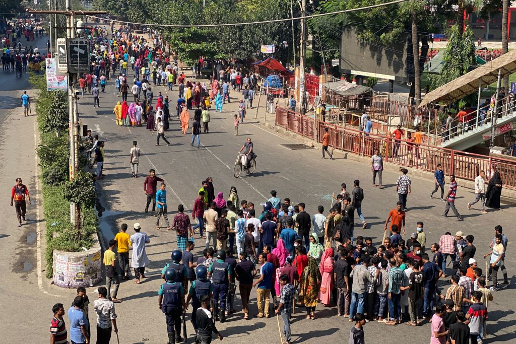 Bangladesh Garment Workers Block Roads In Fair Wage Protest - GG2