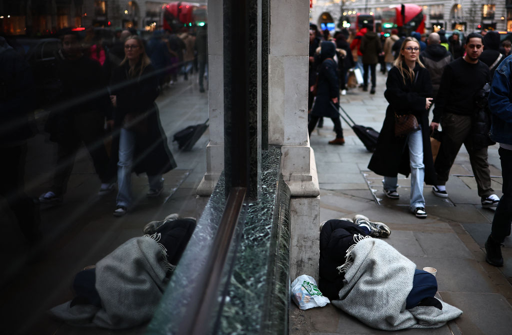 British Asian Families Suffer As Poverty Increases In UK: Report - GG2