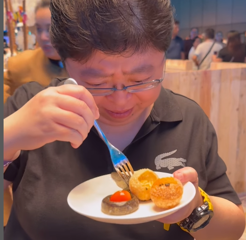 China’s Unconventional Culinary Twist: Video Of Golgappas With Live ...